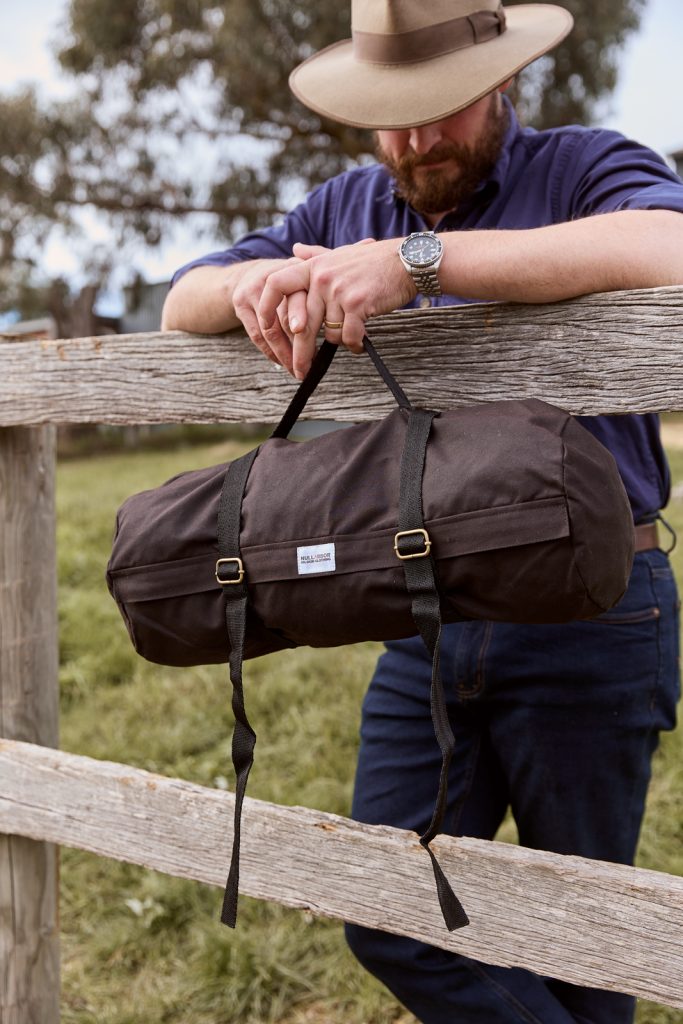 NULLARBOR OILSKIN SADDLE COAT BAG - Equest Pro